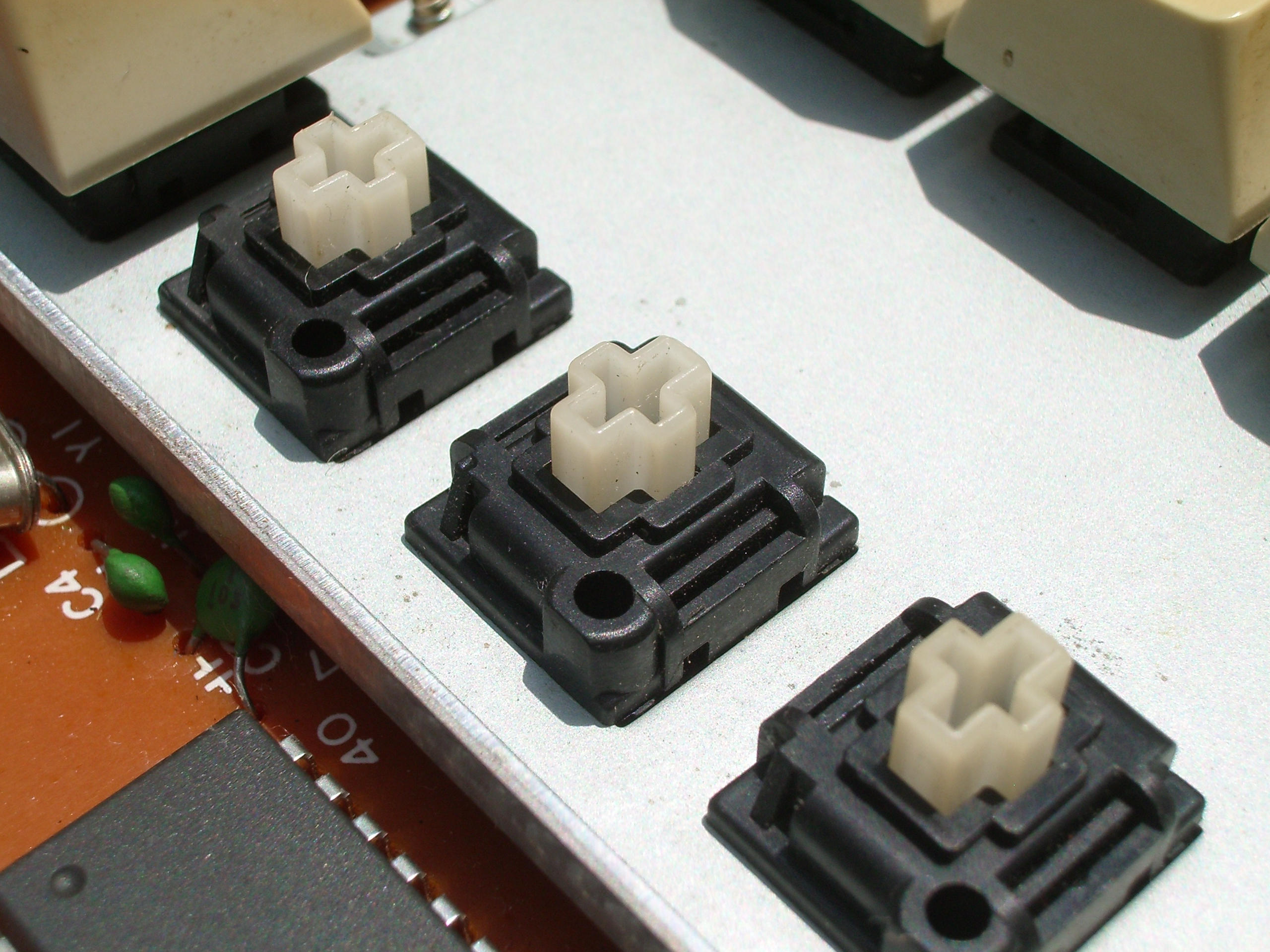 File:SMK inverse cross mount -- white tactile, rear.jpg - Wikimedia Commons